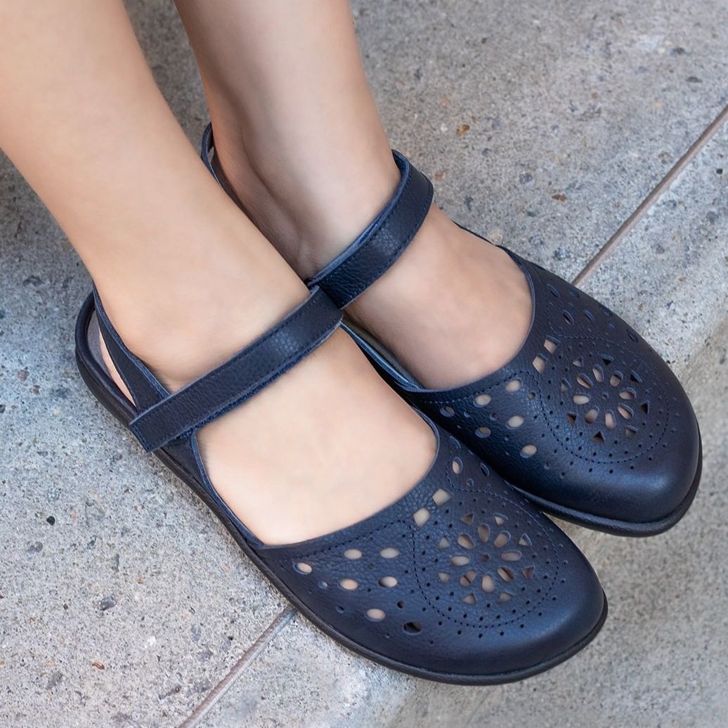 7 Best Closed Toe Sandals for Women (Comfortable, Stylish & Foot-Issue ...